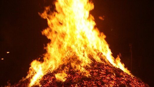 Londonderry: Residents warn of injury ahead of bonfire - BBC News
