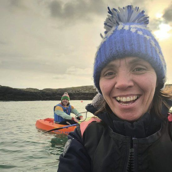 Alison Cairns: Mam brysur i saith a dysgu Cymraeg - BBC Cymru Fyw