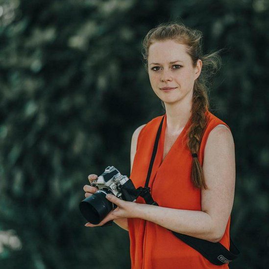 Dwy ffrind yn chwalu 'delwedd berffaith' Facebook - BBC Cymru Fyw