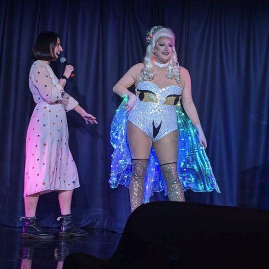 Tri llun: Ellis Lloyd Jones - BBC Cymru Fyw