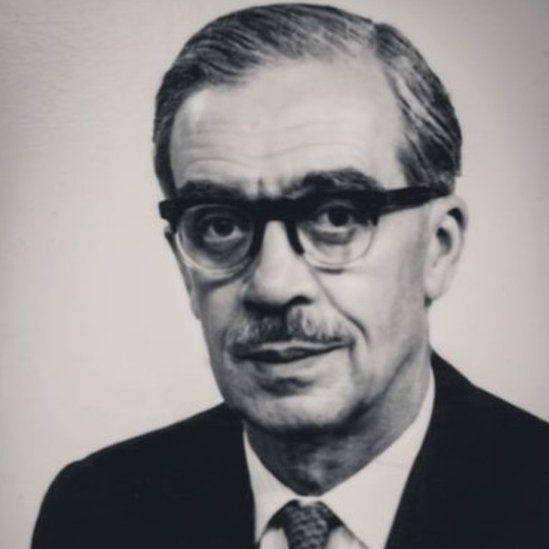 Blue plaque honour for 'first A&E doctor' Maurice Ellis - BBC News