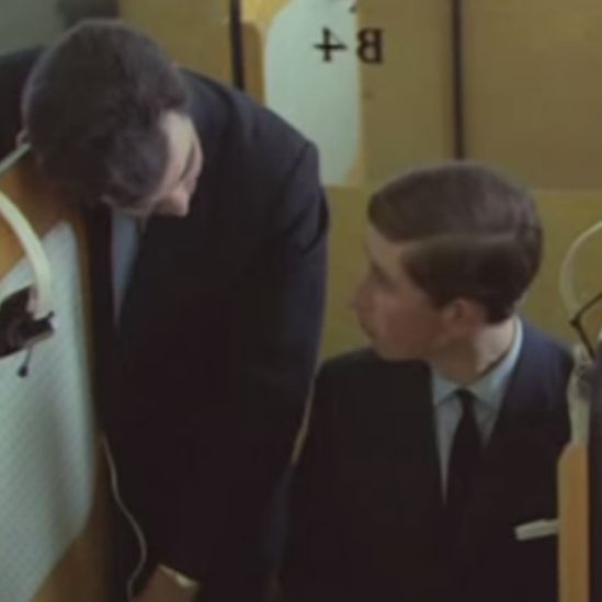 Dafydd Iwan: Cymraeg The Crown yn 'rhyfeddol' i frwydr yr iaith - BBC ...