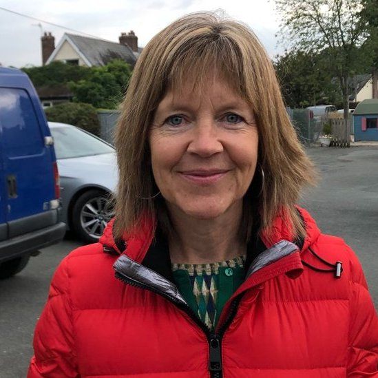 Côr yn canu i'r gymuned am y tro cyntaf ers Covid - BBC Cymru Fyw