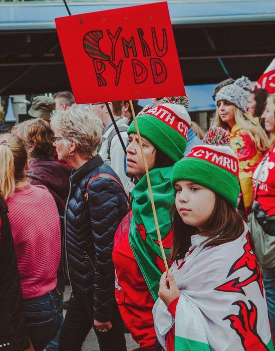 Lluniau: Gorymdaith annibyniaeth yng Nghaerdydd - BBC Cymru Fyw