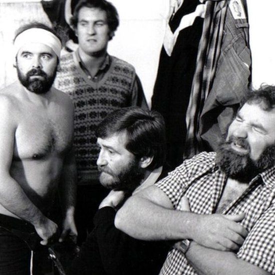 Michael Sheen ac enwogion eraill Pobol y Cwm - BBC Cymru Fyw