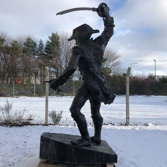 Statues cast of Scottish founder of Chile's navy - BBC News