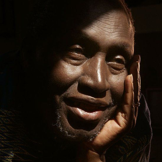 ፕሮፈሶር ንጉጊ ዋ ቲዮንጎ፡ “መጀመርያ ቃል ነበረ” - BBC News ትግርኛ