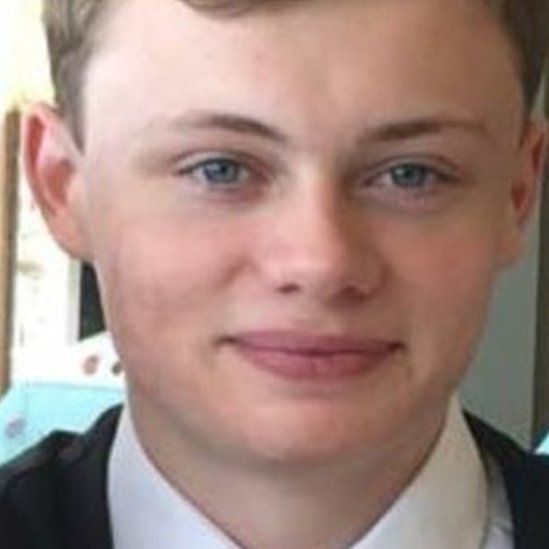 Tributes as Mold teenager, 17, dies from meningitis - BBC News