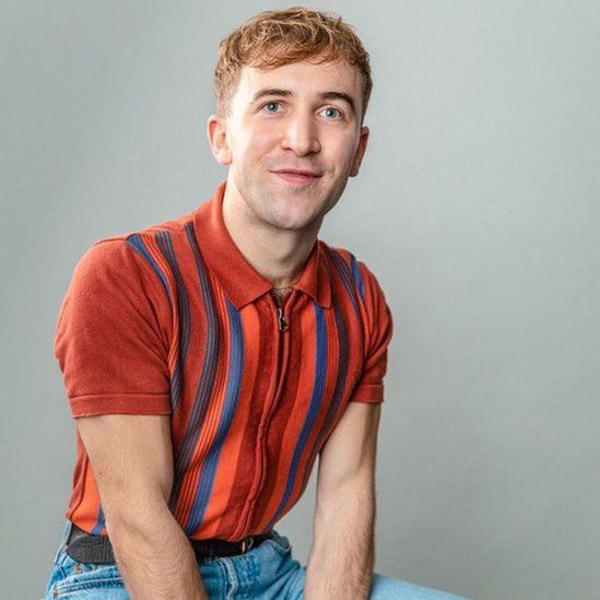 Callum Scott Howells; seren dros nos It's a Sin - BBC Cymru Fyw