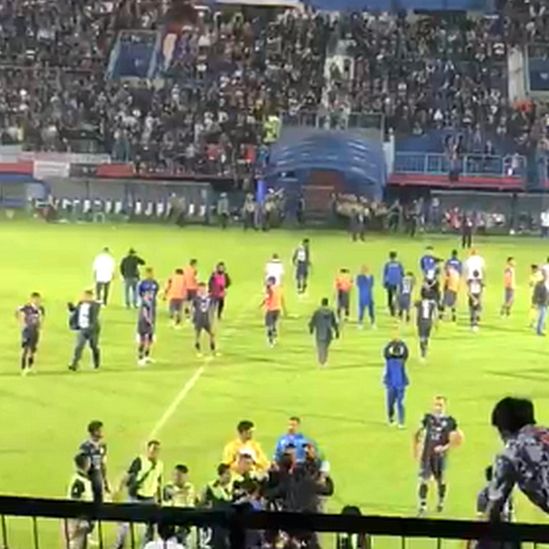 Tragedi Stadion Kanjuruhan: Menit-menit mematikan, ‘jeritan, tergeletak ...