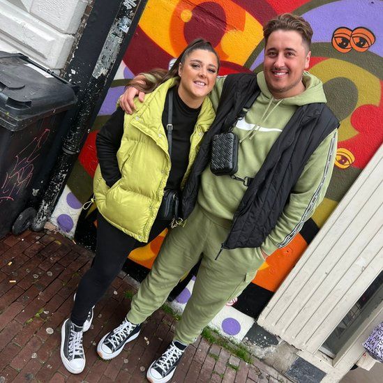 Y gŵr o'r Barri sydd y tu ôl i gyfrif TikTok Cory's World - BBC Cymru Fyw