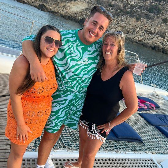 Y gŵr o'r Barri sydd y tu ôl i gyfrif TikTok Cory's World - BBC Cymru Fyw