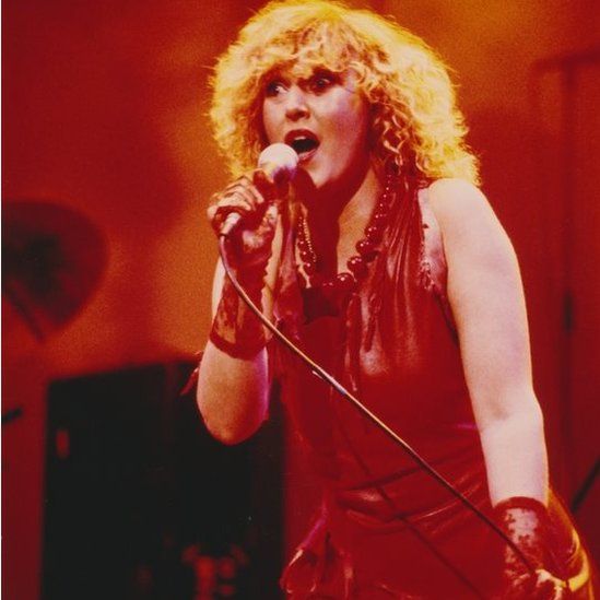 Cofio ennill y 'tocyn aur' i gyngerdd Dwylo Dros y Môr - BBC Cymru Fyw