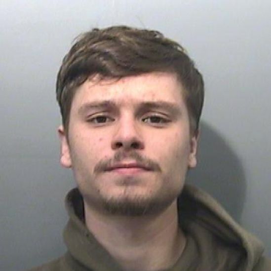 Carcharu dyn am herwgipio dau fyfyriwr yn Abertawe - BBC Cymru Fyw