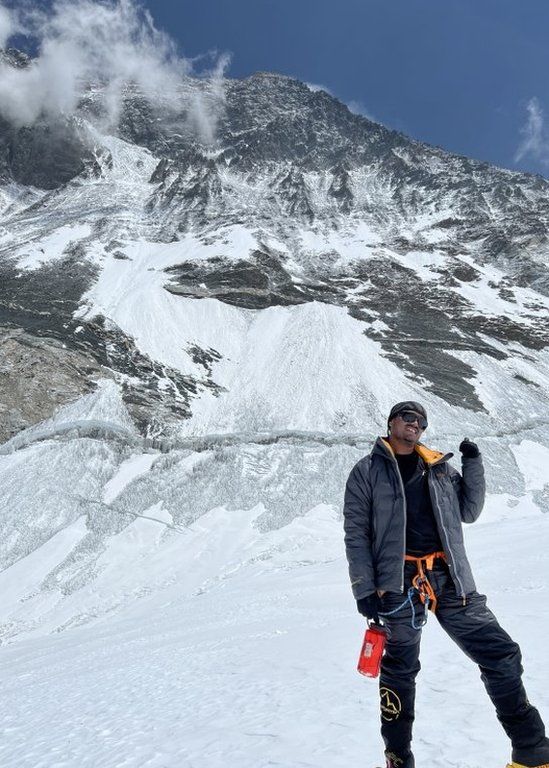 Oldham man completes Everest climb during Ramadan fast - BBC News