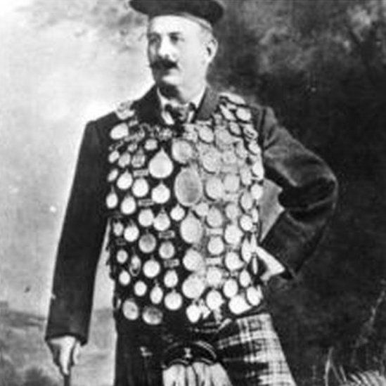 Gladiators star smashes Dinnie Stones record - BBC News