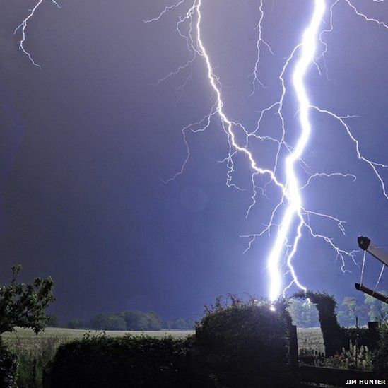 Dramatic lightning storm across Scotland - BBC News