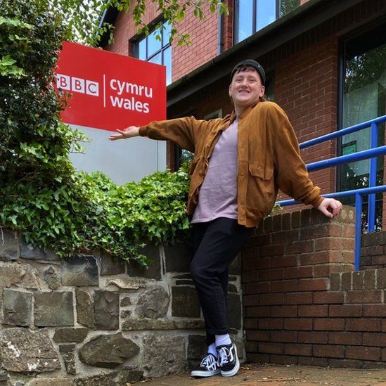Tri llun: Ellis Lloyd Jones - BBC Cymru Fyw