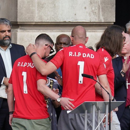 In pictures: City unites in grief at Nottingham attacks vigil - BBC News