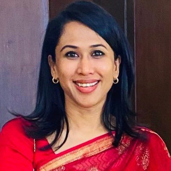 দেবদেবীর ছবিওলা খবরের কাগজে মুড়ে মাংস বেচায় গ্রেফতার - BBC News বাংলা