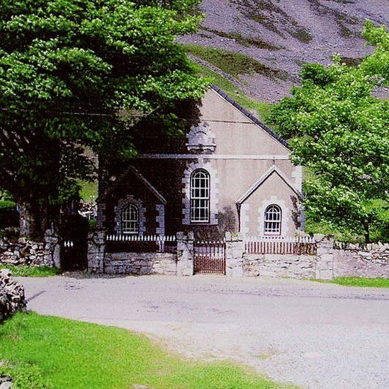 Y garreg a chwalodd gapel Drws-y-coed - BBC Cymru Fyw