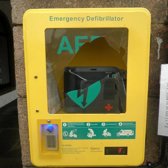 Drowning tragedy defibrillator vandalised in Stonehaven - BBC News