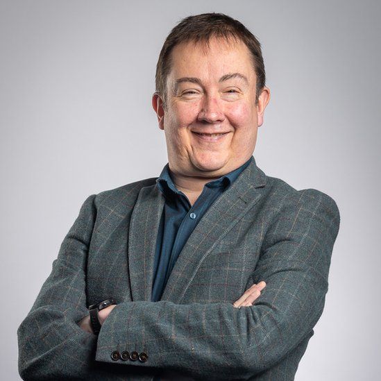 Y dechnoleg all newid y byd addysg am byth - BBC Cymru Fyw