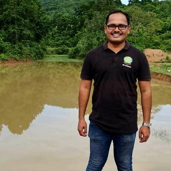 ओडिशा: चोरी की लकड़ी ढूंढने देर रात तालाब में कूदे वन अधिकारी - BBC ...