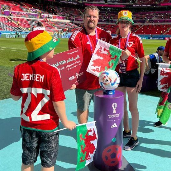 O'n i'n crynu! - Cwrdd â sêr Cymru drwy hap a damwain yn Qatar - BBC ...