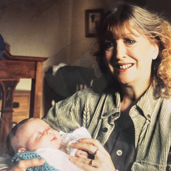 Sharon Morgan: Tri llun ym mywyd Actores a Mam - BBC Cymru Fyw