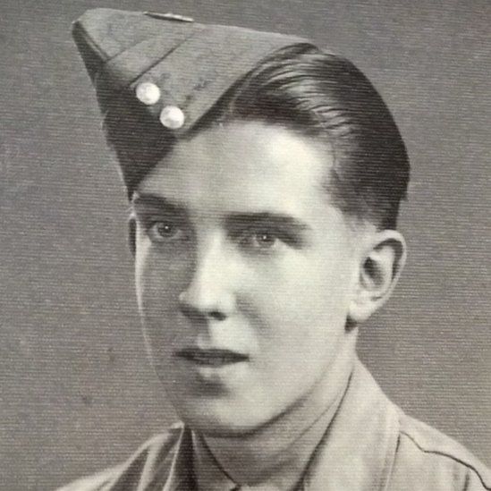 World War Two: Belfast man's James Hamilton's Spitfire memories - BBC News