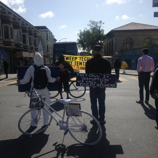 San Francisco protesters blocks Google buses - BBC News