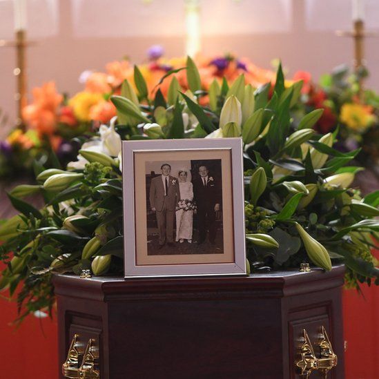 Westminster attack: Funeral held for Leslie Rhodes - BBC News