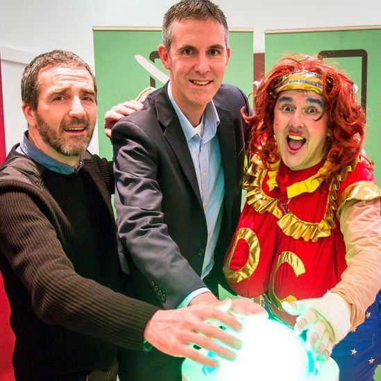 Radio DAB i 100,000 yn y gogledd orllewin - BBC Cymru Fyw