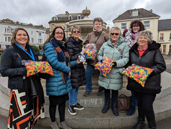 Anti-spiking kits to be handed out in Barnstaple pubs and clubs - BBC News