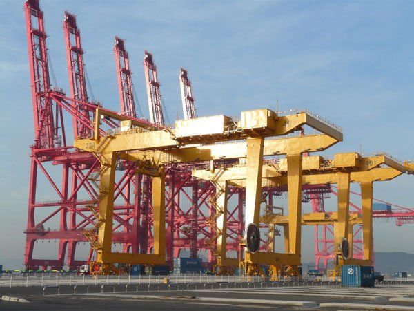 Liverpool port's £100m Chinese crane investment - BBC News
