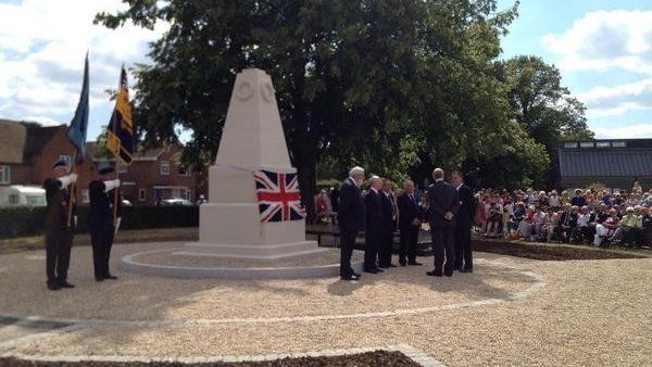 War memorial unveiled in Slough to mark WW1 centenary - BBC News