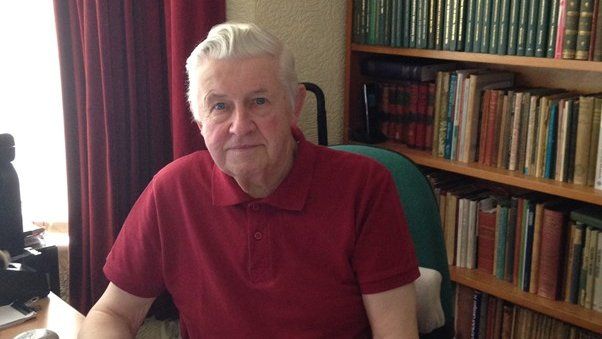 Marwolaeth yr awdur J Elwyn Hughes 'yn ergyd drom' - BBC Cymru Fyw