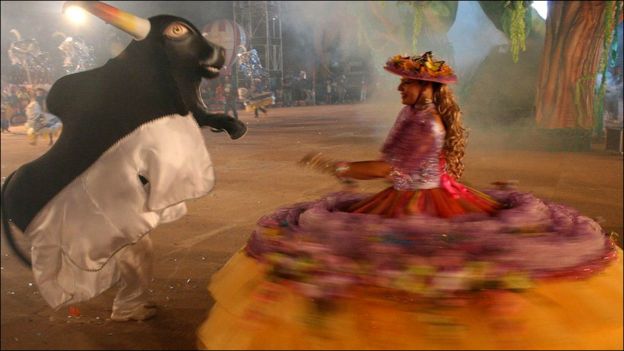 Carnaval del Amazonas, un festival de cuentos folklóricos - BBC News Mundo