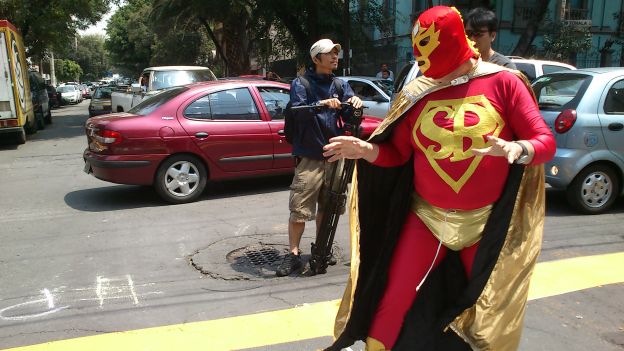 Los peculiares superhéroes urbanos de México - BBC News Mundo