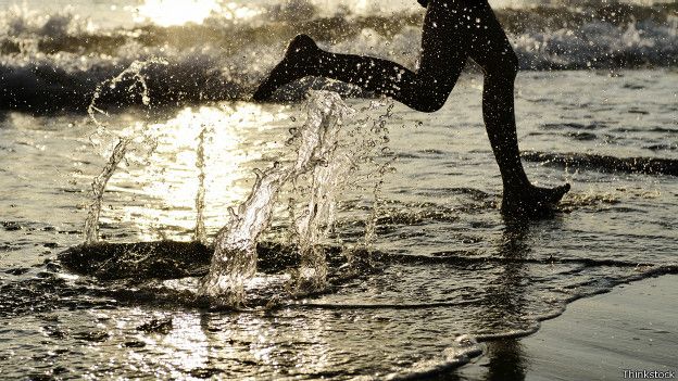 ¿Realmente beneficia correr descalzo? - BBC News Mundo