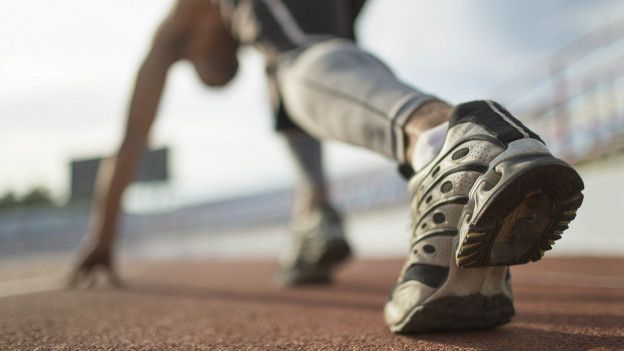 ¿Realmente beneficia correr descalzo? - BBC News Mundo