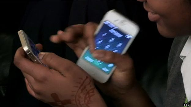 FOMO: cómo el miedo a perderse algo alimenta la adicción a las redes - BBC News Mundo