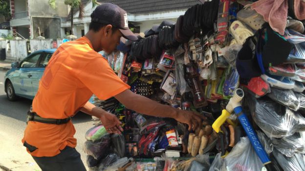 Pedagang asongan, antara kewirausahaan dan keterpaksaan - BBC News ...