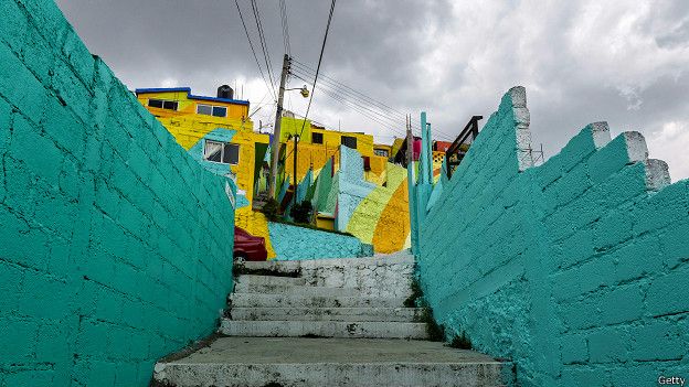 Palmitas, el barrio mexicano que combate la violencia con colores - BBC ...