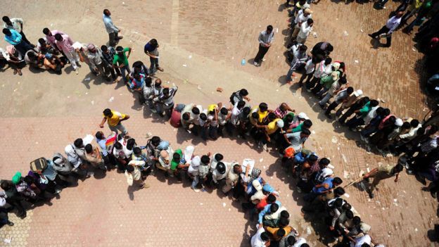 ¿Cuál es la manera más eficiente de hacer que una fila avance? - BBC ...