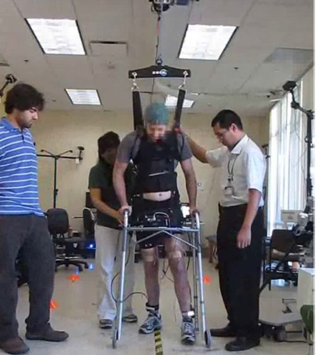 Paraplégico caminha quatro metros com ajuda de 'leitor' da mente - BBC ...