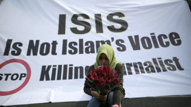 Pengibaran bendera ISIS sertai pemakaman jenazah anggota kelompok ...