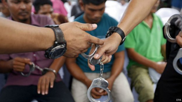 Hukuman cambuk untuk para penjudi di Aceh - BBC News Indonesia