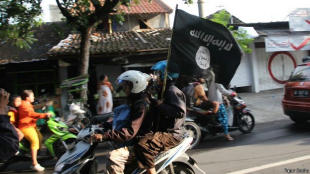 Pengibaran bendera ISIS sertai pemakaman jenazah anggota kelompok ...